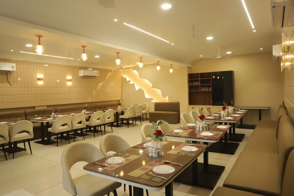 Hotel Vatika Palace Narmadapuram - Hoshangabad