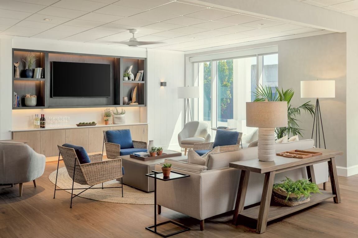 Family Ready Suite W/ Balcony & Living Area | Pets Are Allowed | Near Downtown - Newport, RI