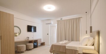 Quarto casal superior, sacada, vista para o mar | Cofres nos quartos, cortinas blackout, quartos à prova de som