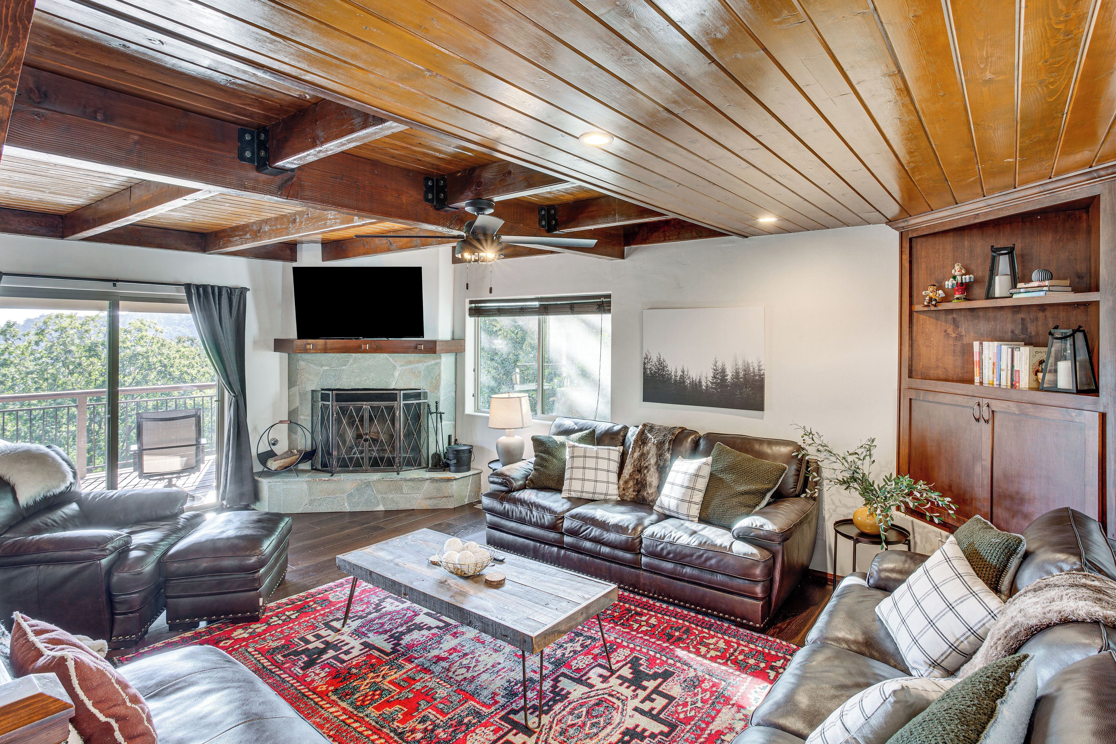 Lake Arrowhead Cabin: 4 Decks, Game Room + More! - Lake Arrowhead, CA