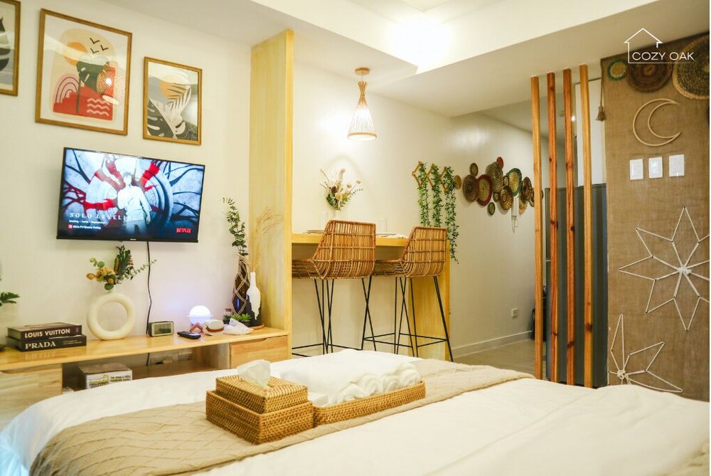 Boho-themed Studio With Pool View Balcony, Netflix, Karaoke & Boardgames - San Simon