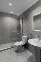 Quarto Duplo ou Twin Deluxe | Casa de banho | Um polibã, um secador de cabelo, chinelos, toalhas fornecidas 