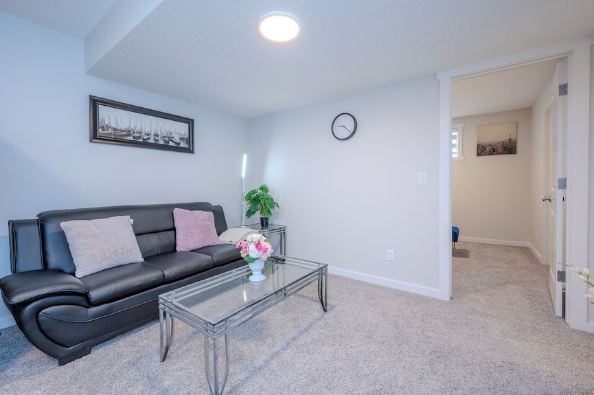 1 King Modern Two Bedroom Secondary Suite In Airdrie Alberta - 에어드리