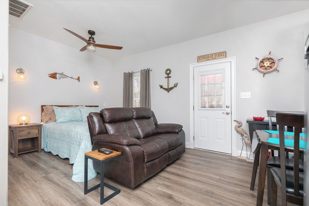 2 Tiny Houses, 2BR House & 1BR/Studio GuestHouse - Pine Top | Vrbo