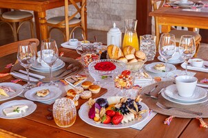 Pequeno-almoço preparado no momento diário incluído 