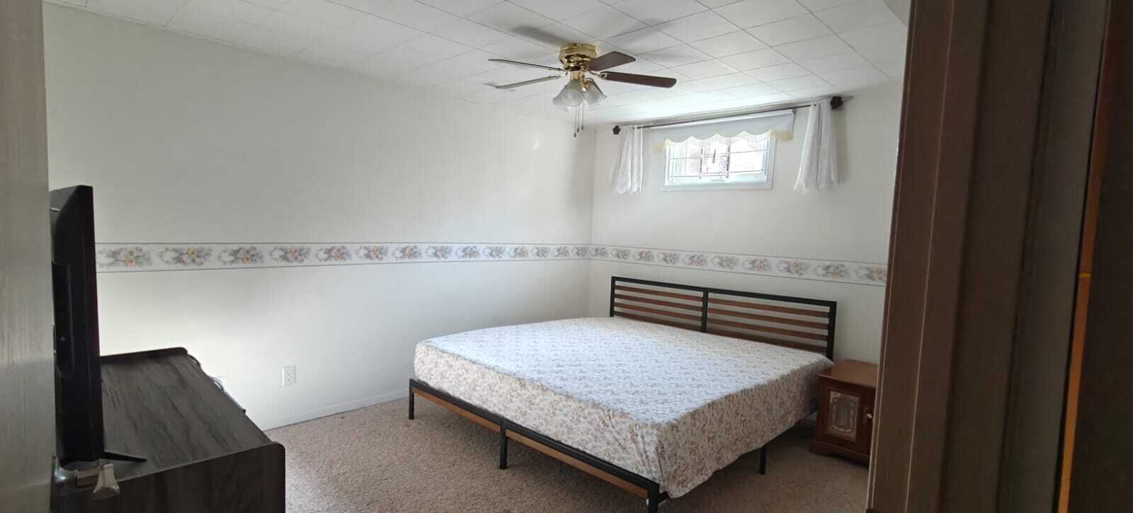 Charming 1-bedroom House With Ac, Wifi In Enchanting Lethbridge - Lethbridge