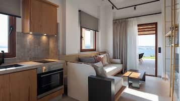 Villa Comfort, vista para o mar | Cozinha privada | Um frigorífico/congelador grande, uma placa de cozinha