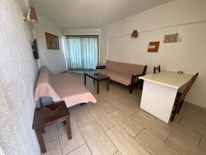 Apartamento Familiar, 1 quarto, varanda, vista para o mar | Sala de estar | Televisor 