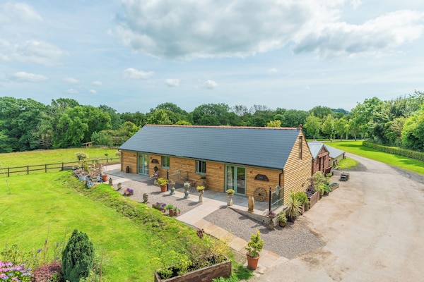 Self-contained Cosy One Bedroom Holiday Barn - Cowbridge