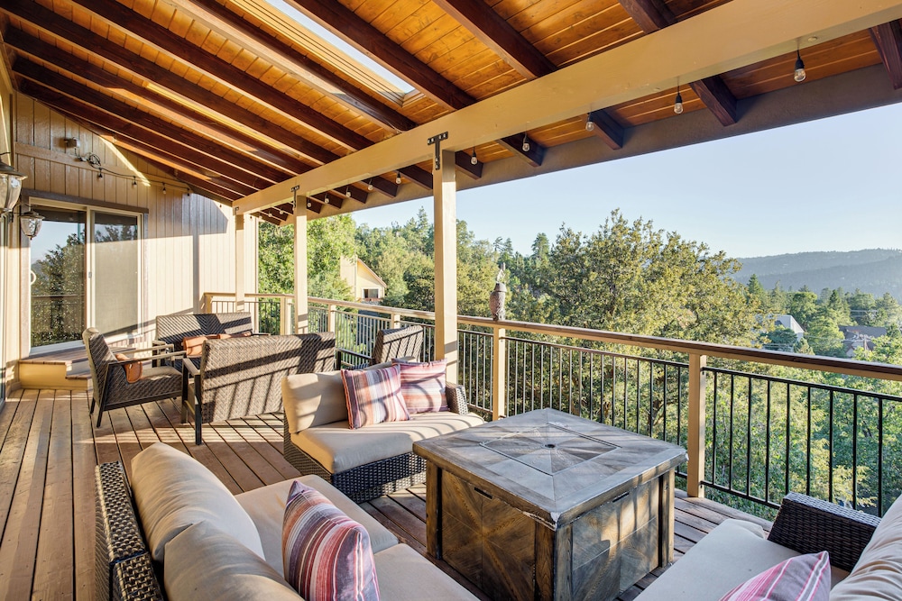Lake Arrowhead Cabin: 4 Decks, Game Room + More! - Lake Arrowhead, CA