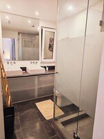 Quarto Duplo Deluxe, vista para a montanha | Casa de banho