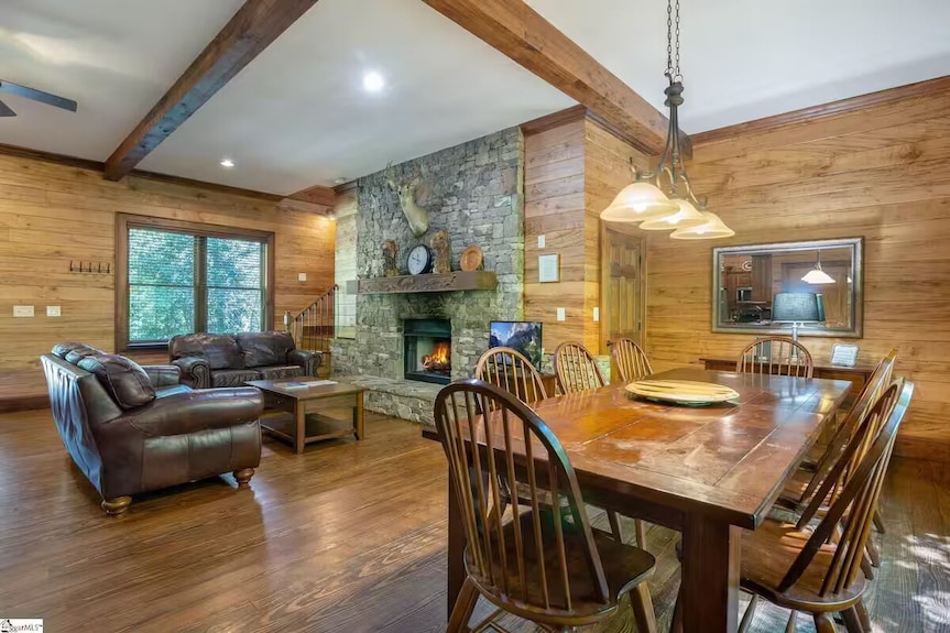 Riverfront 3br Cabin Minutes To Table Rock. Fire Pit, Hot Tub, And Game Room. - South Carolina