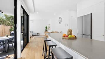 Apartamento, 2 quartos | Cozinha privada | Chaleira elétrica, torradeira