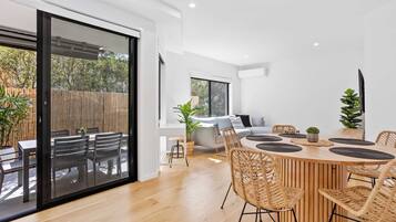 Apartamento, 2 quartos | Opções para refeição no quarto