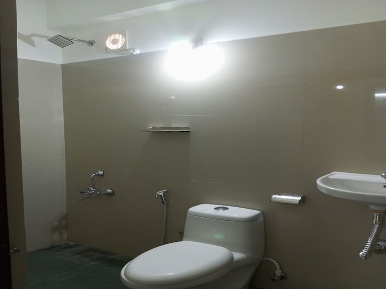 Chael Airport Residency Double Room Non Ac, Nedumbbassey,cochin . - Kochi