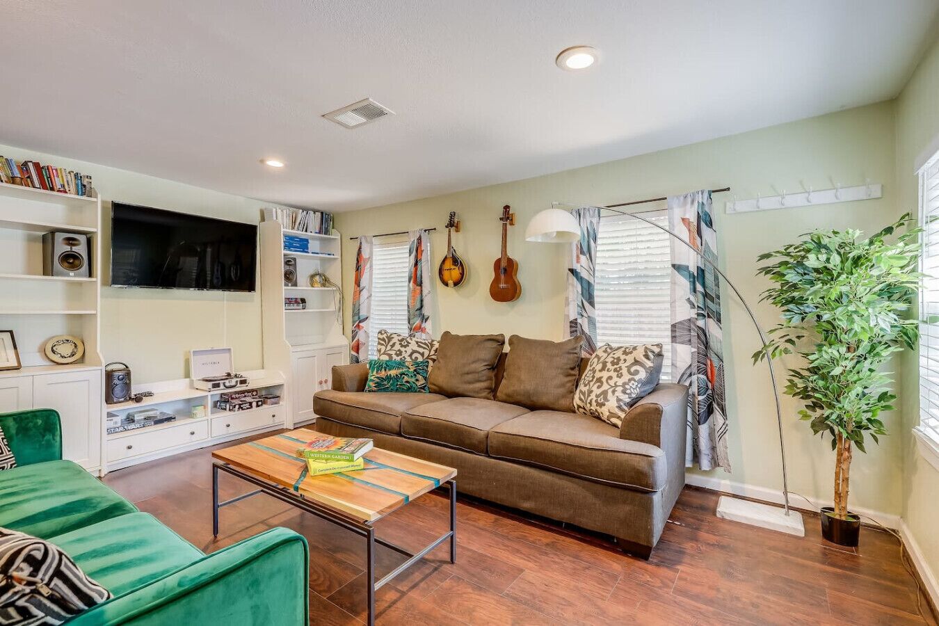 Austin Oasis With Cowboy Pool Close To Downtown - Austin, TX