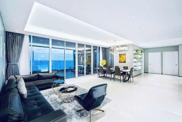 Roupa de alta qualidade, com mobília individualizada, secretária