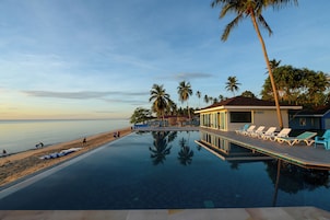 Piscina externa, guarda-sóis, espreguiçadeiras