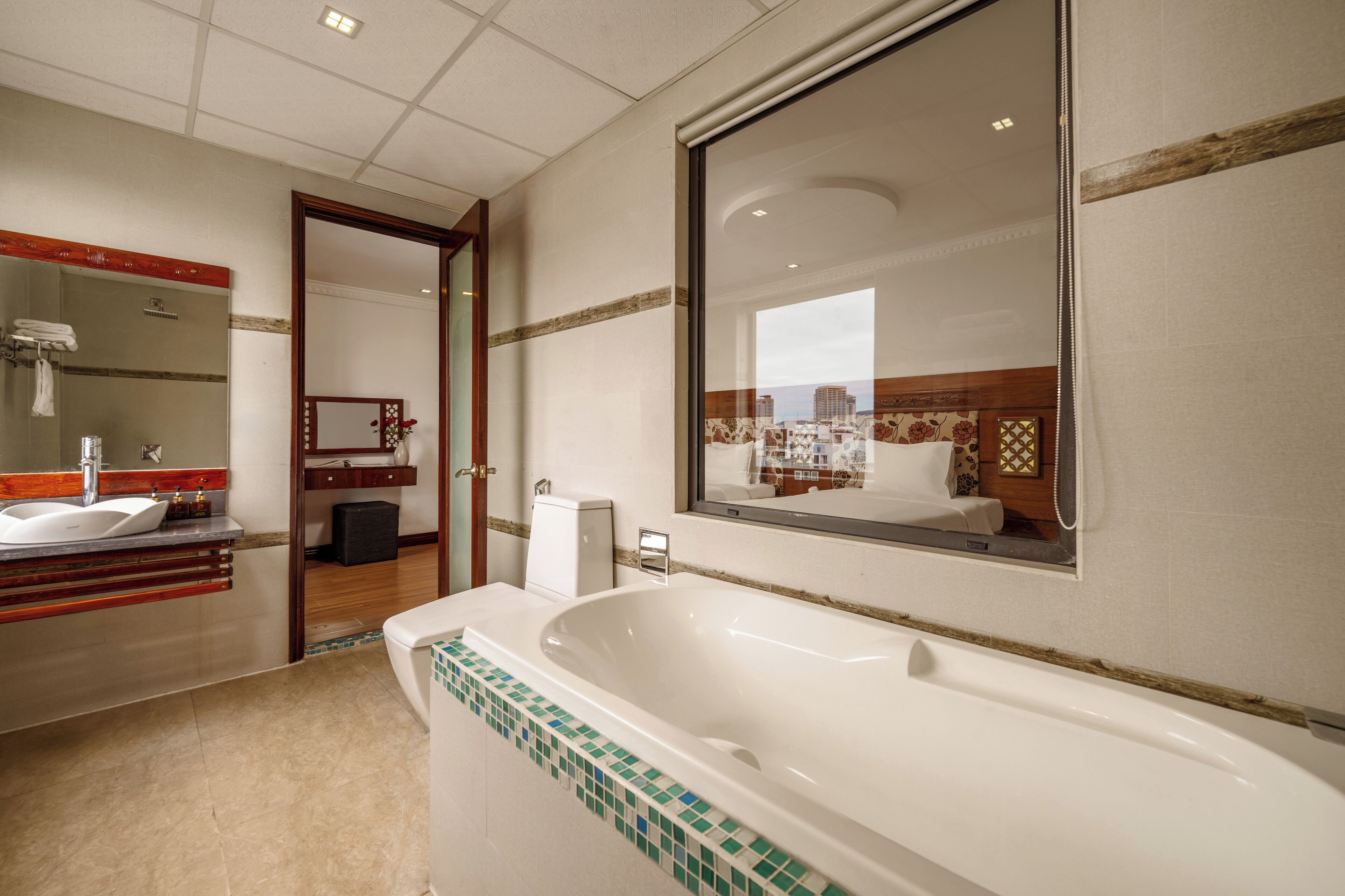 Quarto Triplo Deluxe, Vista para a cidade | Casa de banho | Um polibã, um chuveiro fixo, um secador de cabelo, chinelos 