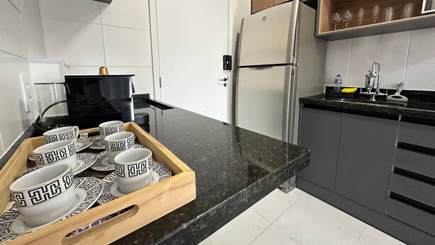 Apartamento básico | Cozinha privada | Geladeira grande, micro-ondas, cooktop