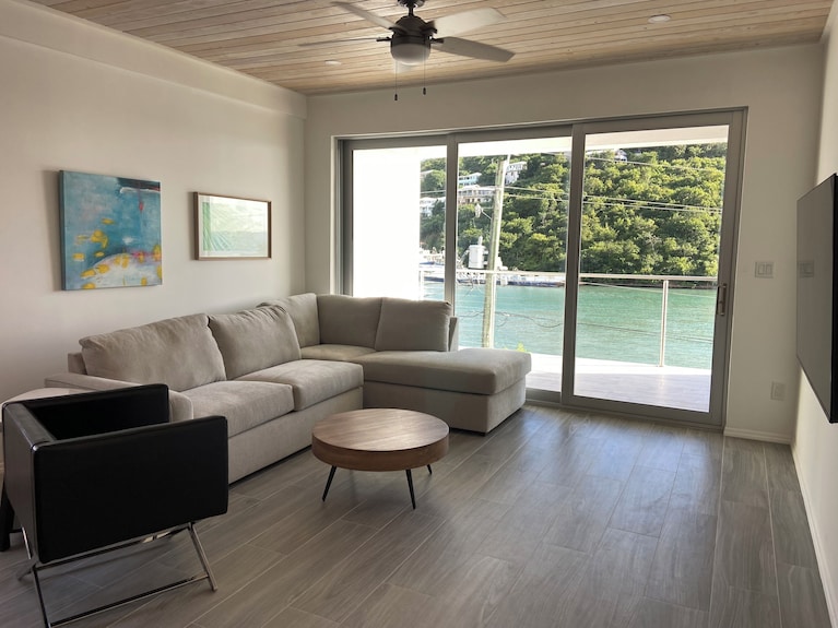 Waterfront - Edgewater Grand-2bd, 2ba, Sleeps 4, 10 Mins. Walking Into Town - Saint Thomas