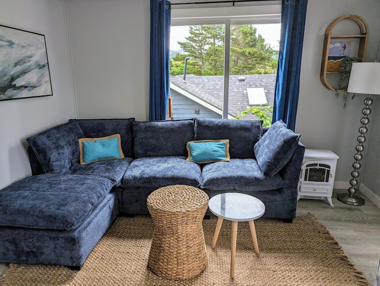 The Flipper: 2br Coastal Cottage Walk To Depoe Bay, Hot Tub & Arcade & Fire Pit - Oregon