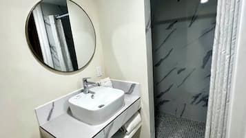 Quarto, 1 cama de casal | Casa de banho | Um polibã, artigos de higiene pessoal grátis