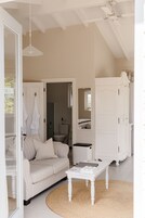 Suite Deluxe, vista para a montanha | Sala de estar | Smart TV de 42 polegadas com canais via satélite, Netflix 