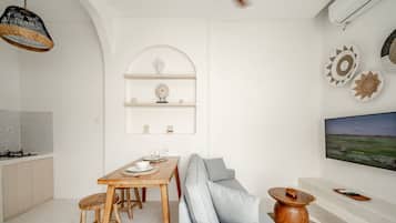 Villa, 1 quarto, não fumadores, vista para a piscina | Sala | Televisor de 50 polegadas com canais por cabo