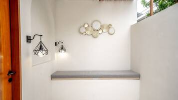 Villa, 1 quarto, não fumadores, vista para a piscina | Sala de estar | Televisor de 50 polegadas com canais por cabo