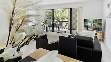 Apartamento Comfort, varanda | Sala de estar | Smart TV de 50 polegadas com canais por cabo, Netflix