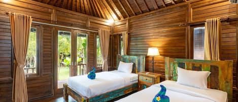Quarto duplo básico, vista para a piscina | Escrivaninha, Wi-Fi de cortesia