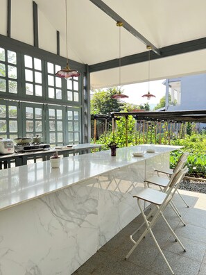 Um frigorífico, uma placa de cozinha, uma cafeteira/bule 