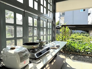 Um frigorífico, uma placa de cozinha, uma cafeteira/bule 