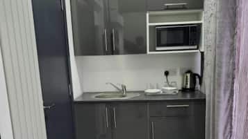 Apartamento | Cozinha privada | Um frigorífico, um micro-ondas, um forno, uma placa de cozinha