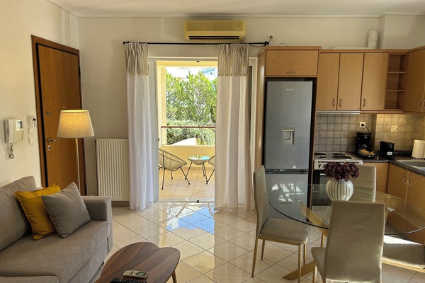Apartamento Comfort, Vista para a cidade | Sala de estar | Televisor de ecrã plano de 32 polegadas com canais digitais