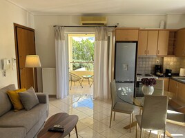 Apartamento Comfort, Vista para a cidade | Sala de estar | Televisor de ecrã plano de 32 polegadas com canais digitais 