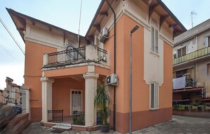 Charming 3-bedroom estate in delightful Reggio Calabria with AC, WiFi ...