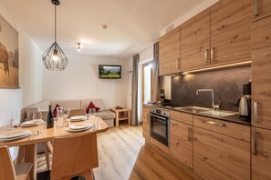 Apartamento | Cozinha privada | Chaleira elétrica, cadeirão de bebê