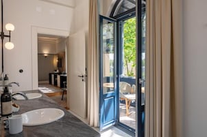 Suite-Estúdio Deluxe | Cofre no quarto, cortinas/cortinados opacos, quartos insonorizados 