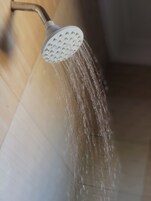 Quarto casal ou duplo standard | Banheiro | Toalhas de banho, sabonete, papel higiênico