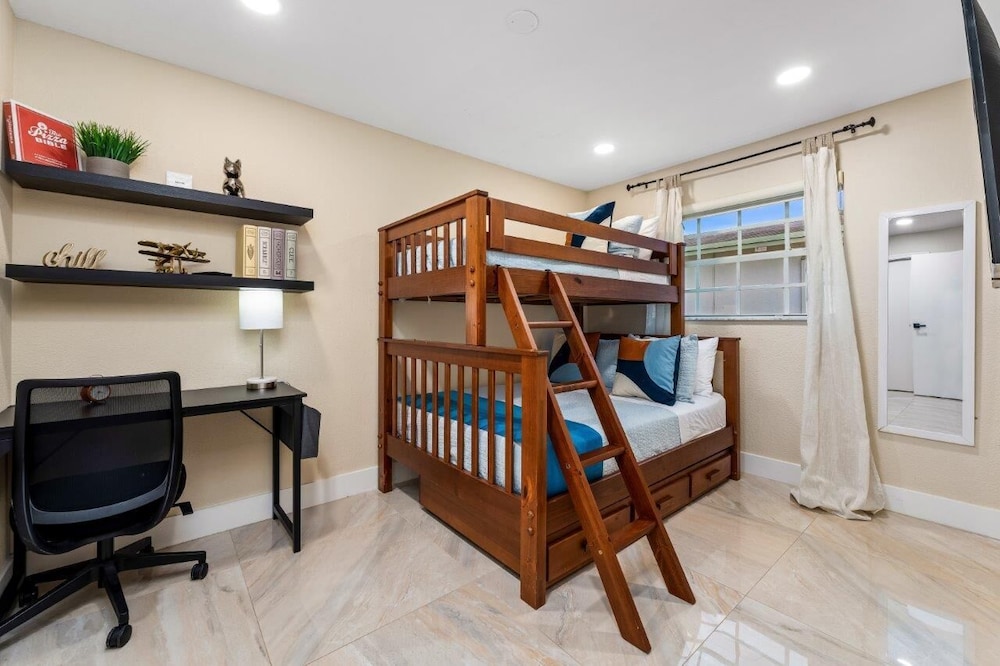 Waterfront, 7s Hot Tub, 5 Min To Sawgrass Mall - Biggest Outlet Mall In Us - Sunrise, FL