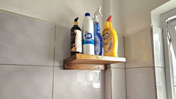 Apartamento família, sacada, vista para a cidade | Banheiro | Chuveiro, produtos de toalete grátis, chinelos, toalhas de banho