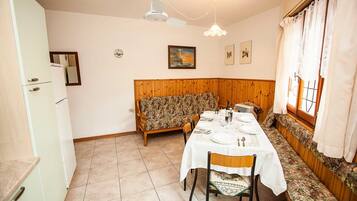 Apartamento, 2 quartos, pátio, vista para o jardim | Restaurantes