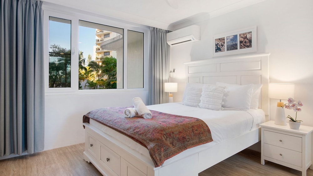 Copacabana Getaway Close To The Beach - Surfers Paradise