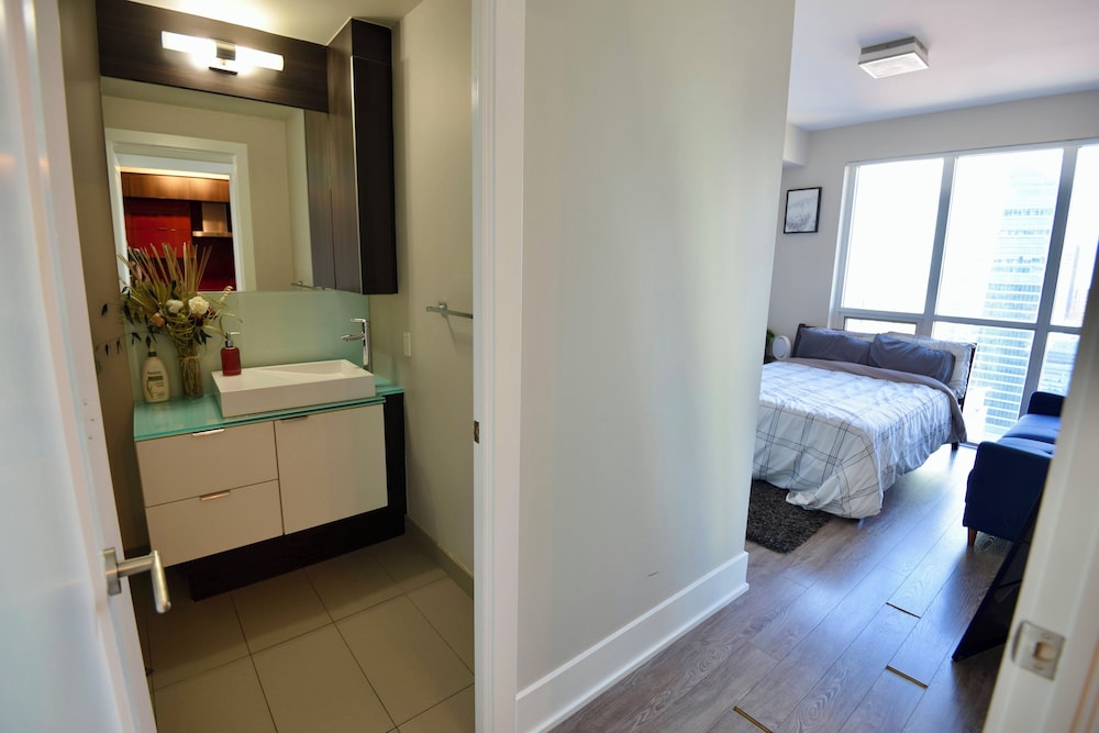 Modern Downtown Toronto Condo - 2bed/2bath (1 Free Parking) Sleeps 6 - Mississauga