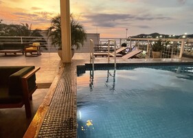 Piscina exterior, espreguiçadeiras 