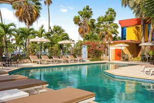 Piscina externa, funciona das 8h às 20h, guarda-sóis, espreguiçadeiras