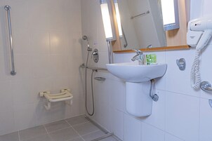 Quarto Duplo Standard, adaptado para pessoas com dificuldades de mobilidade | Secretária, secretária adequada para computadores portáteis