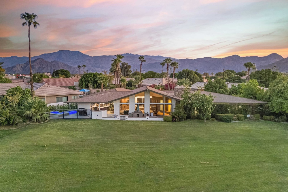 Golf Course-front Views, Pool+hot Tub, Patio Modern Edgy House By Avantstay - La Quinta, CA